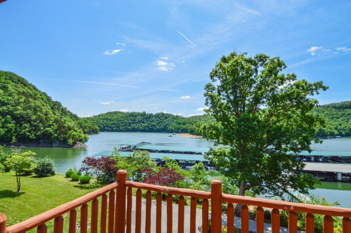 Norris Lake Vacation Rental 4-Bedroom 2-Bath Lakefront Condo